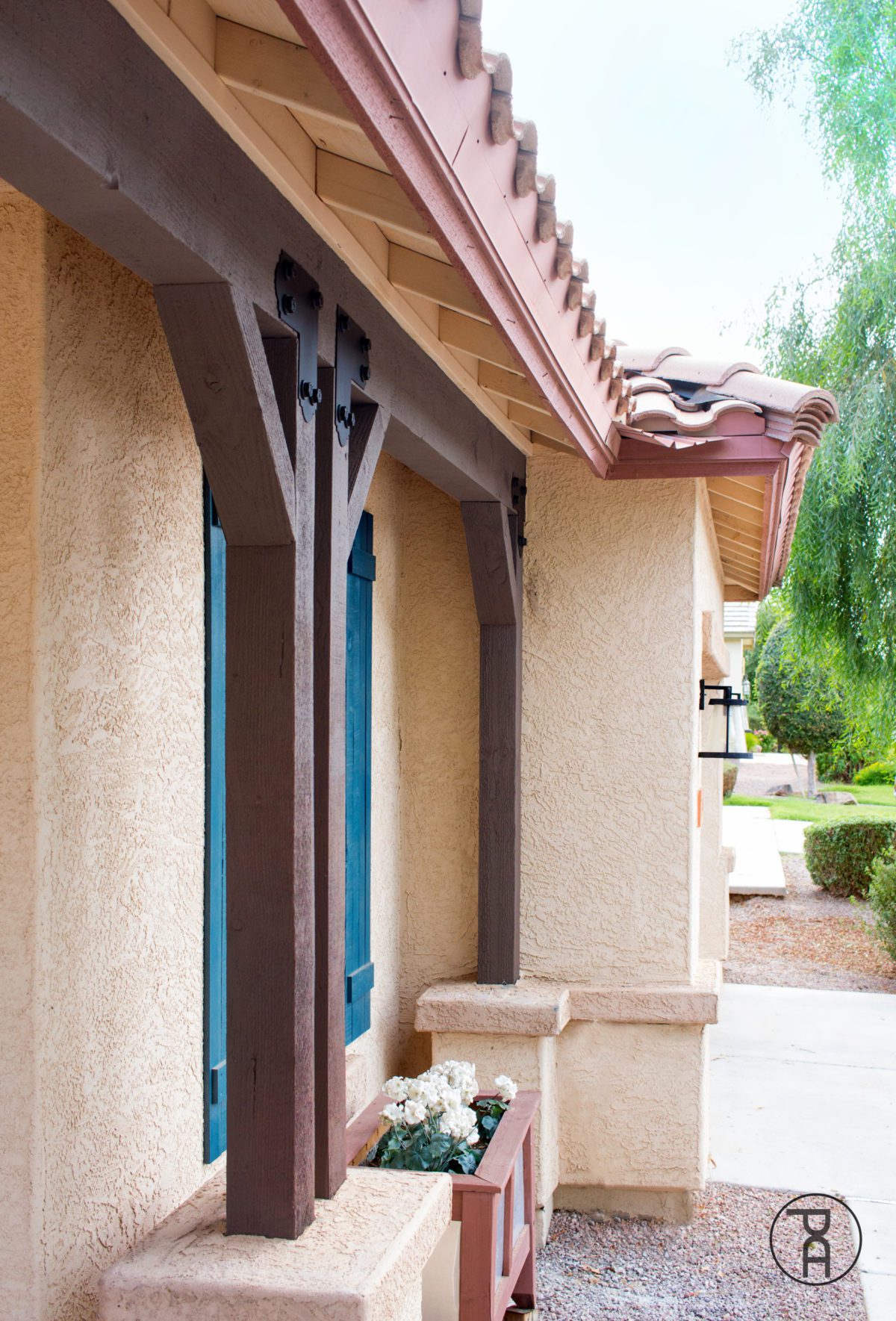 How to Beautify an Old Porch Using Outdoor Accents - Building Strong